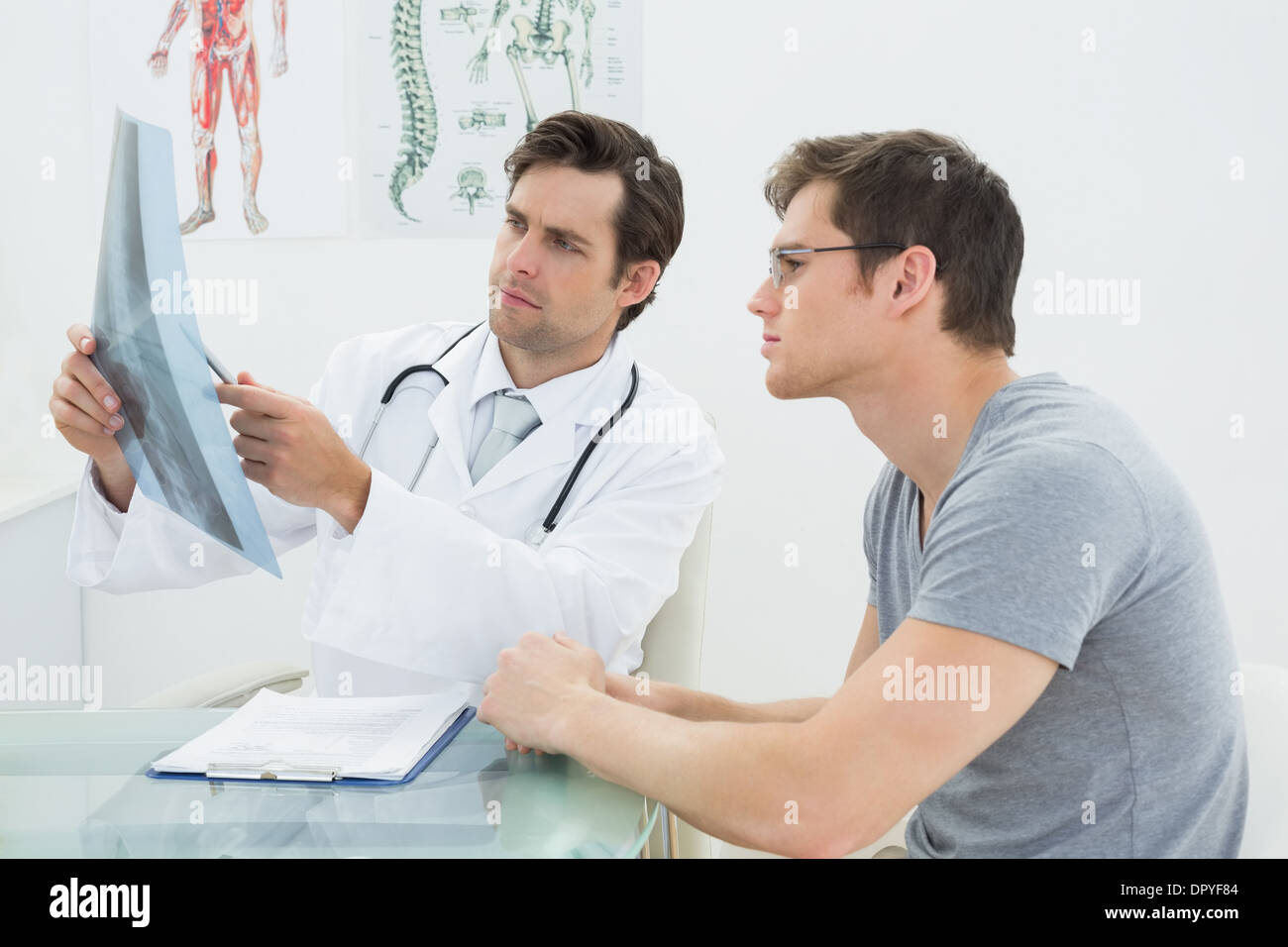 Male doctor explaining spine x-ray to patient Stock Photo - Alamy
