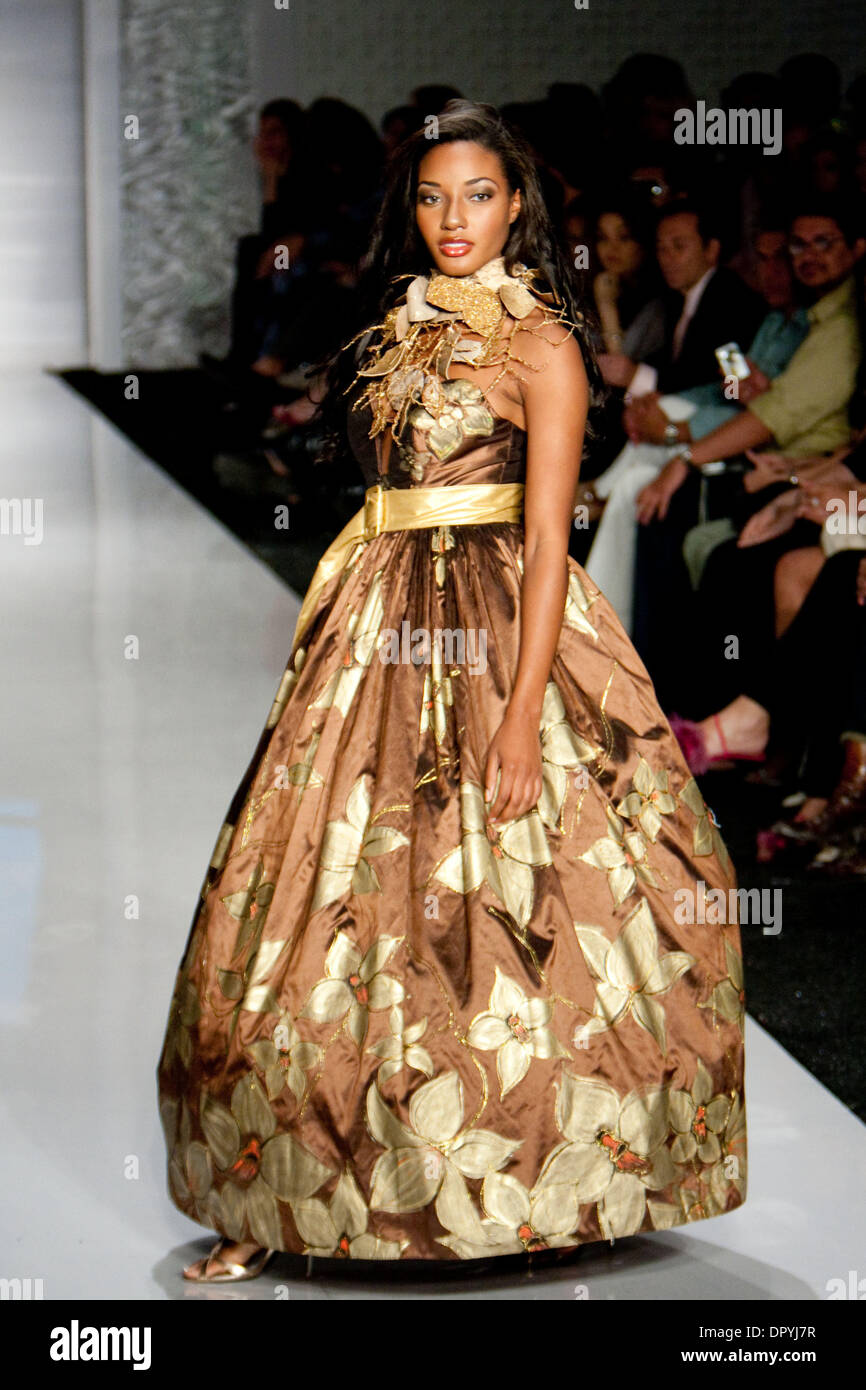 Mar 25, 2009 - Miami Beach, Florida, USA - Models on the catwalk during ...