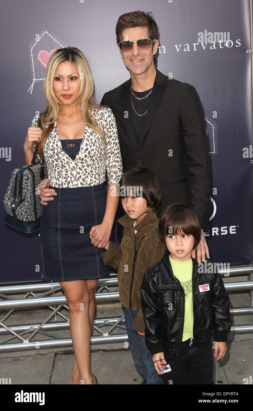 Perry farrell wife etty farrell hi-res stock photography and images - Alamy