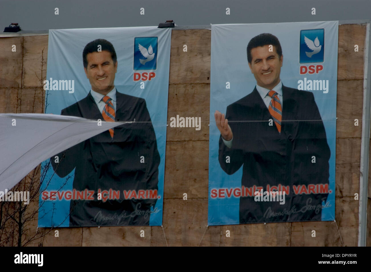 Mar 22, 2009 - Istanbul, Turkey - Huge banners showing the mayor ...