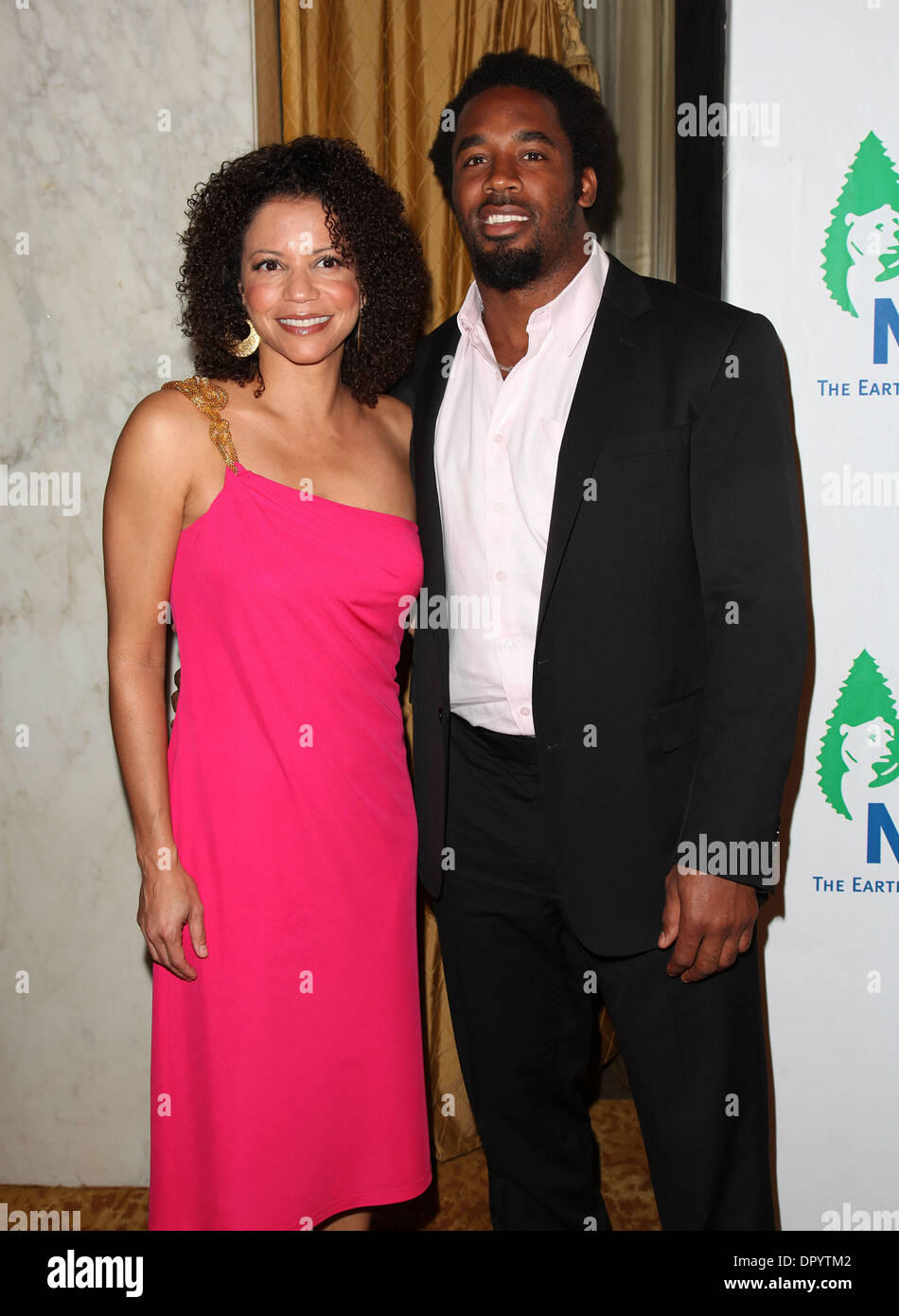 Apr 25, 2009 - Beverly Hills, California, USA - Actress GLORIA REUBEN ...