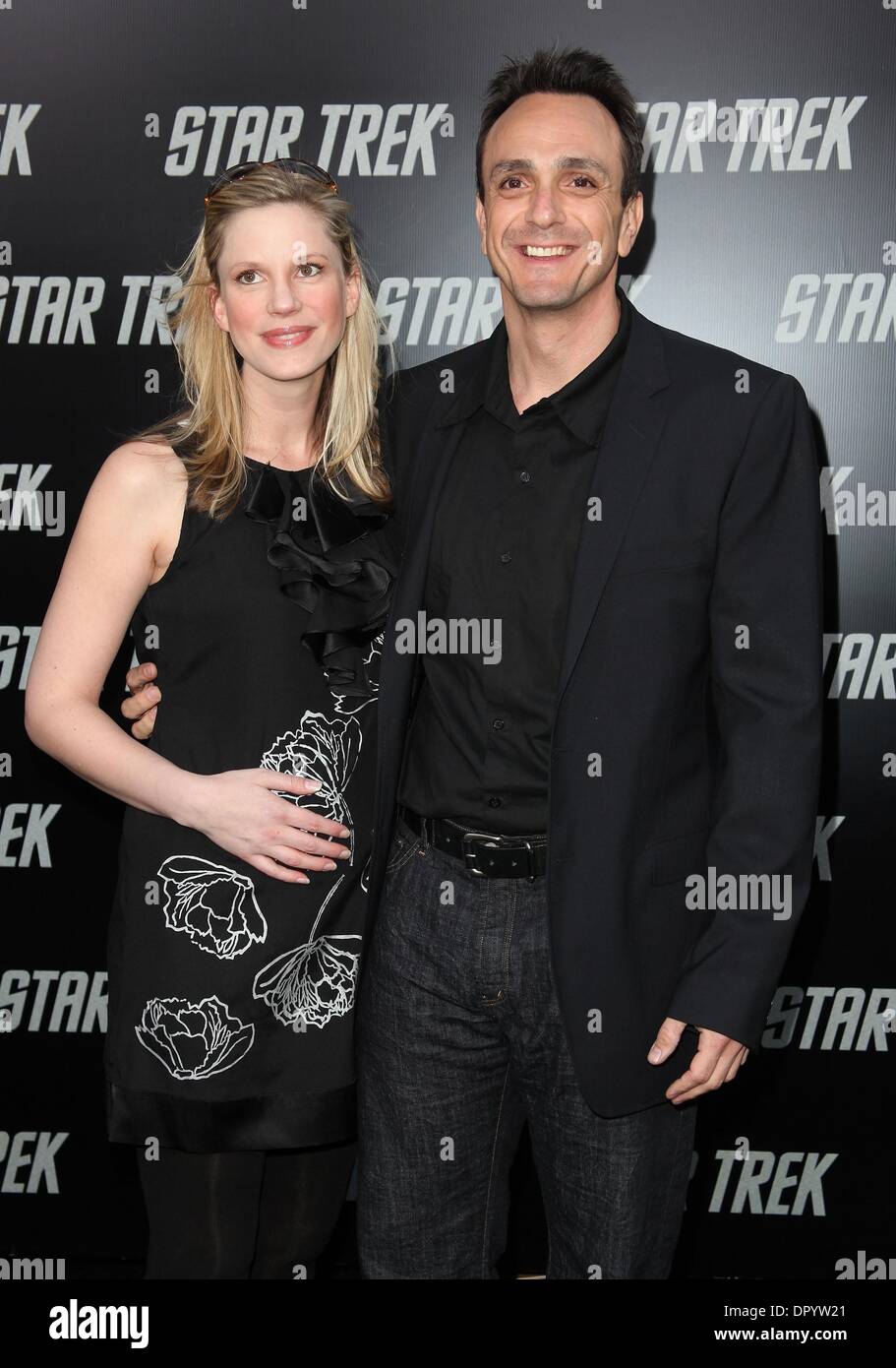 Apr 30, 2009 - Hollywood, California, USA - Actor HANK AZARIA & WIFE ...