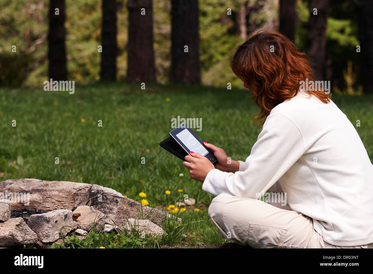 Woman reading in nature hi-res stock photography and images - Alamy