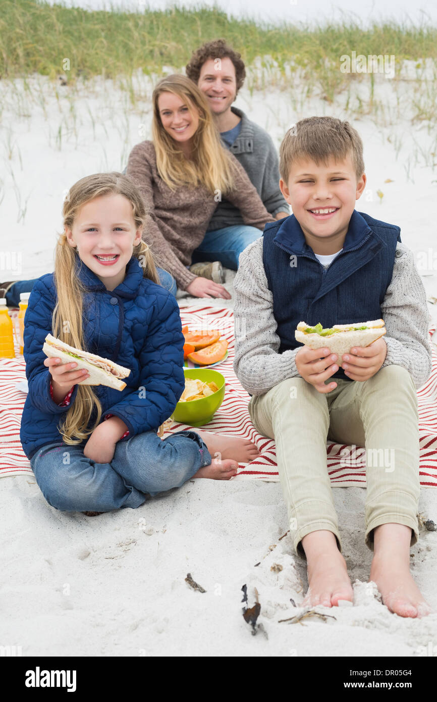 Food beach family hi-res stock photography and images - Alamy
