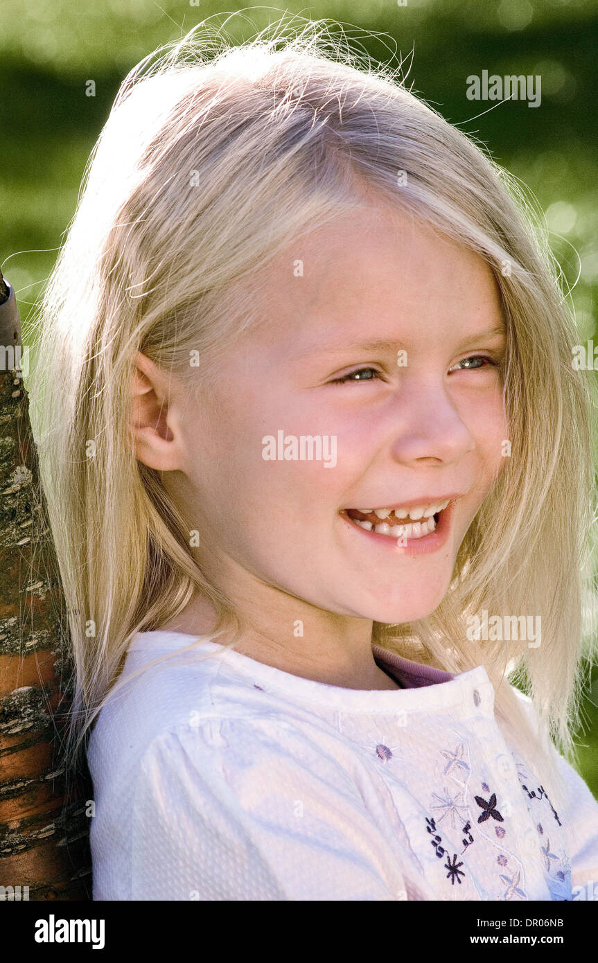 Child outdoors hi-res stock photography and images - Alamy