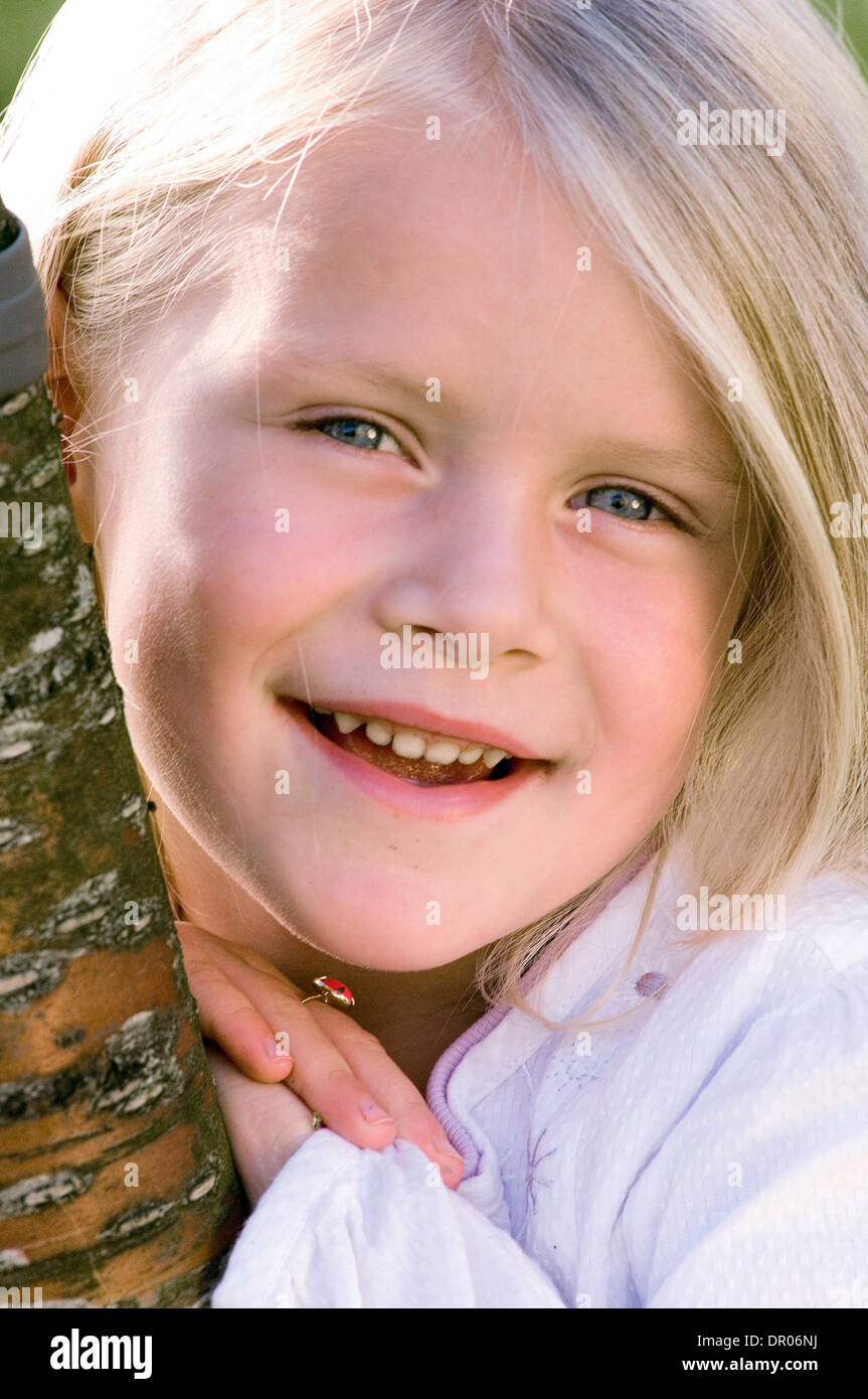 Child outdoors hi-res stock photography and images - Alamy