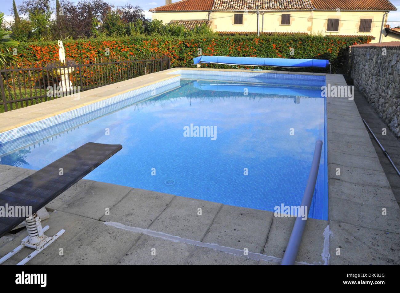 Empty swimming pool garden hi-res stock photography and images - Alamy