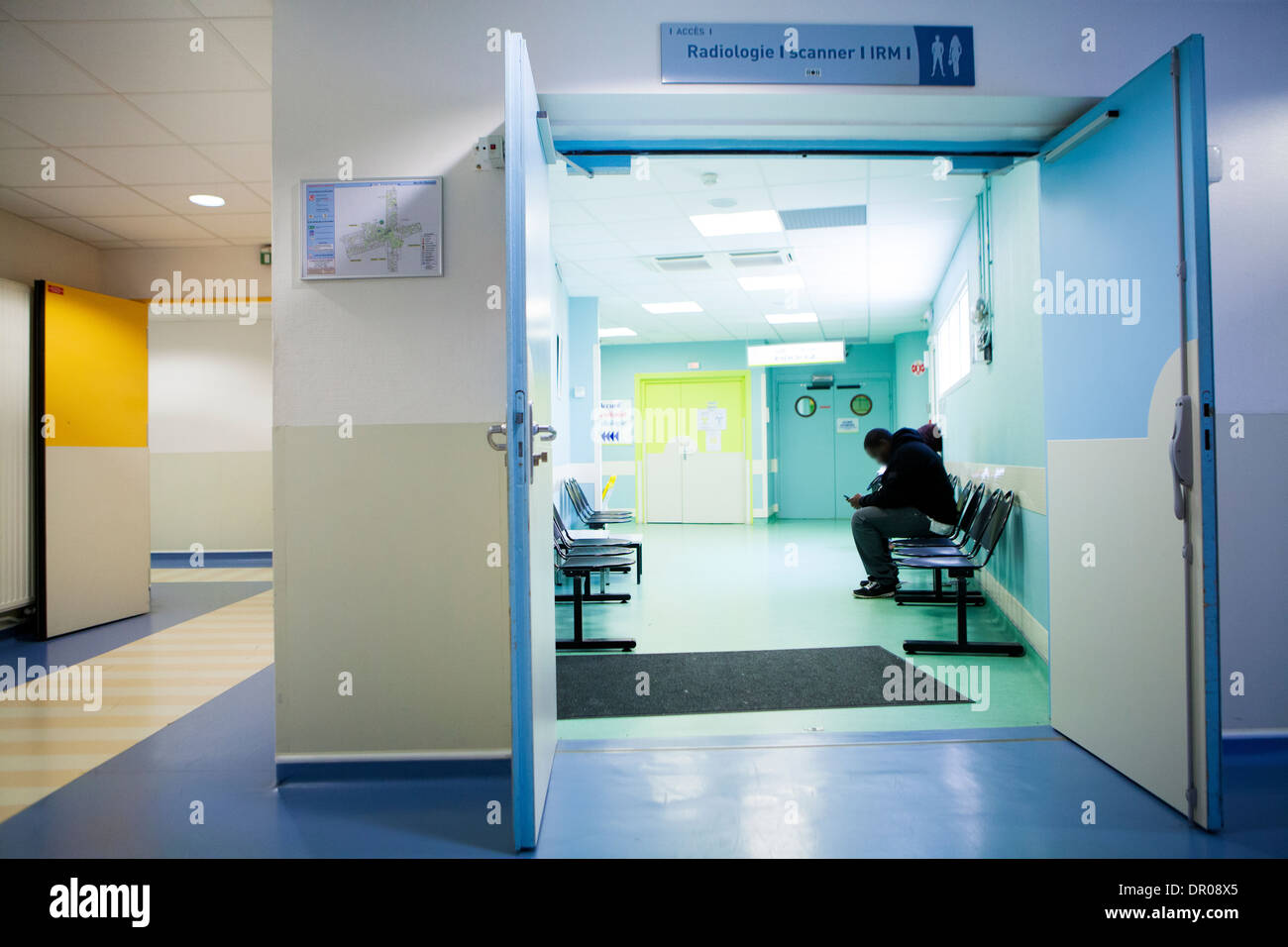 Hospital waiting room hi-res stock photography and images - Alamy