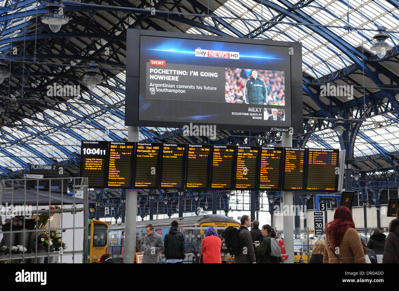 Train delay uk board hi-res stock photography and images - Alamy