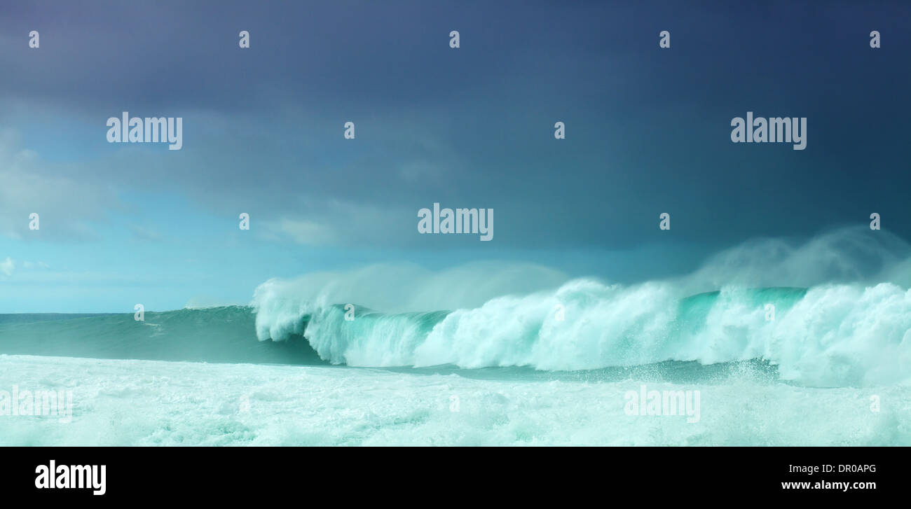 Breaking waves natural background Stock Photo - Alamy