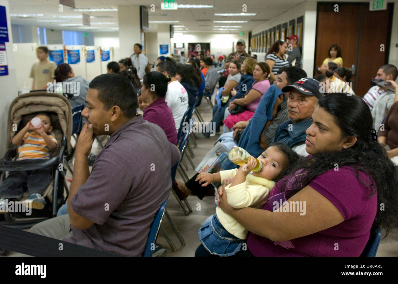 Dec 30, 2008 - Los Angeles, California, USA - Salvadorians line up at ...