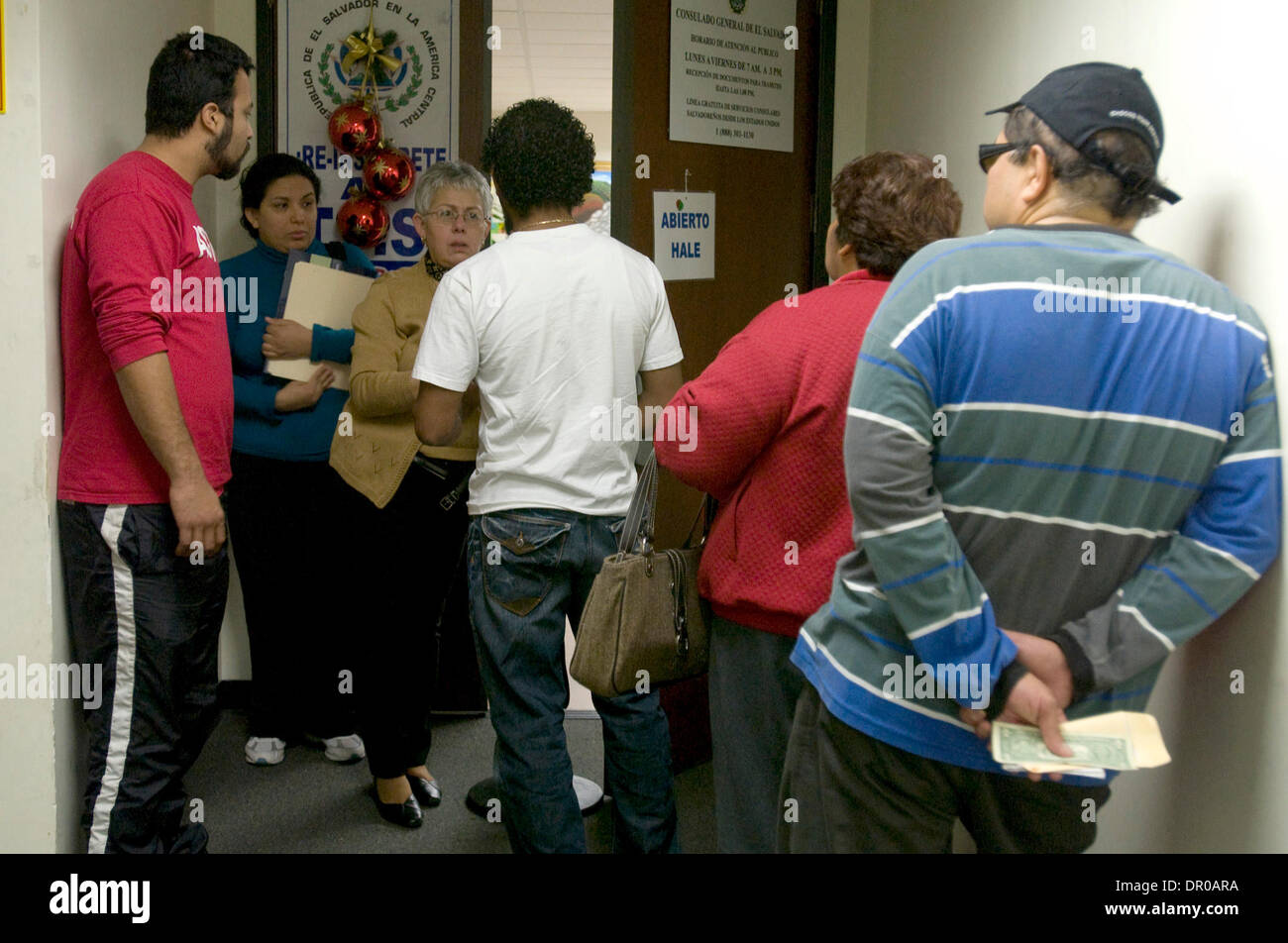 Dec 30, 2008 - Los Angeles, California, USA - Salvadorians line up at ...