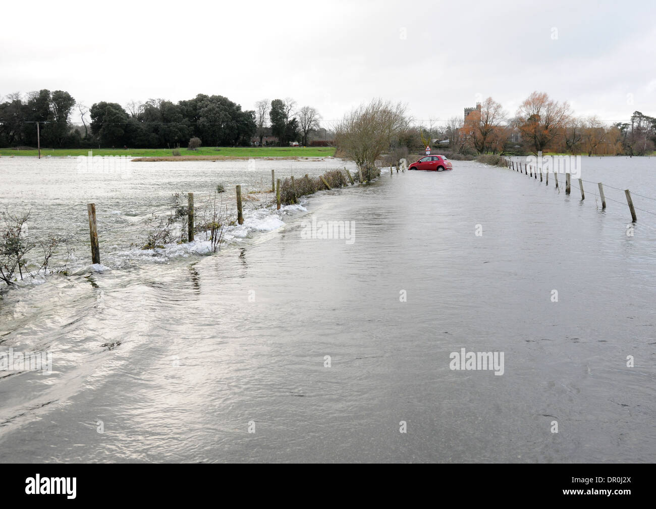 Road flooded uk hi-res stock photography and images - Alamy