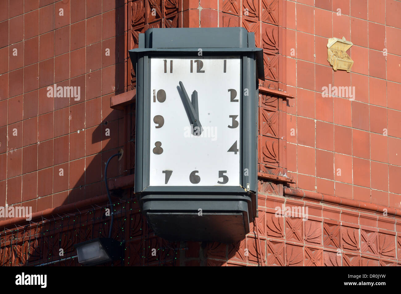 Clock showing 12 noon hi-res stock photography and images - Alamy