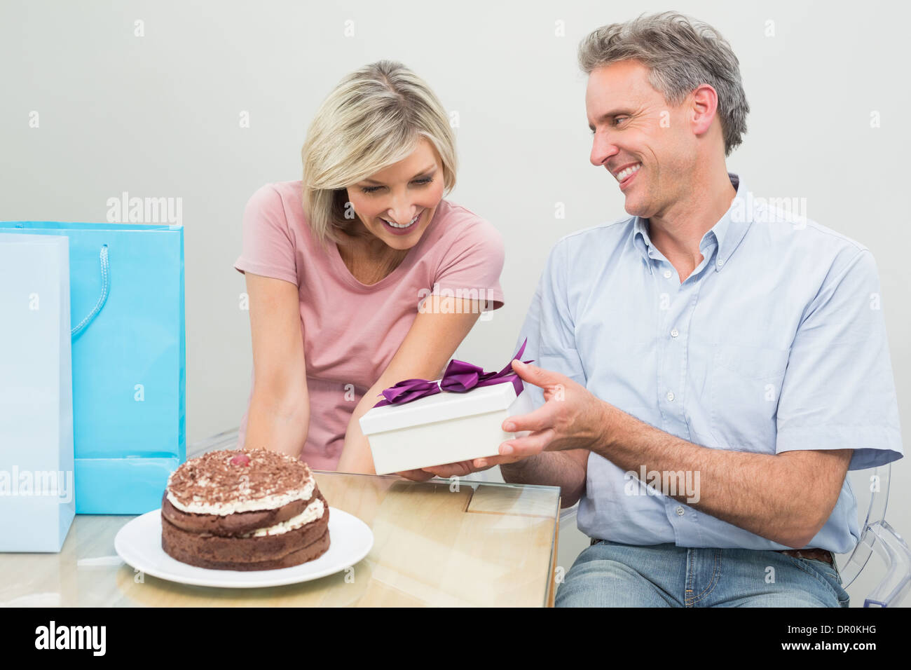Happy birthday cake present hi-res stock photography and images - Alamy
