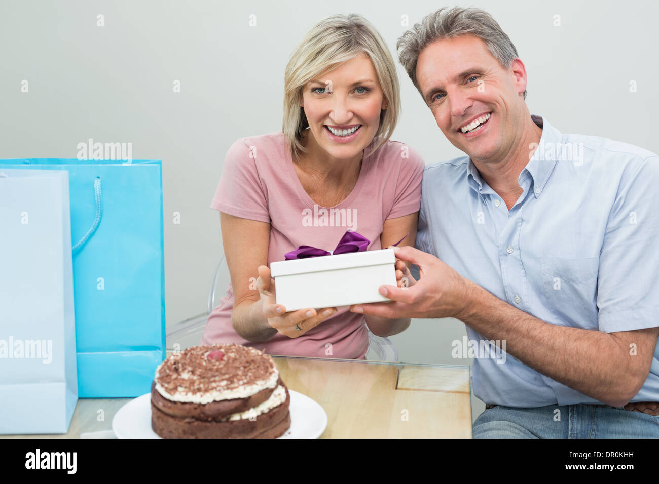 Happy birthday cake present hi-res stock photography and images - Alamy