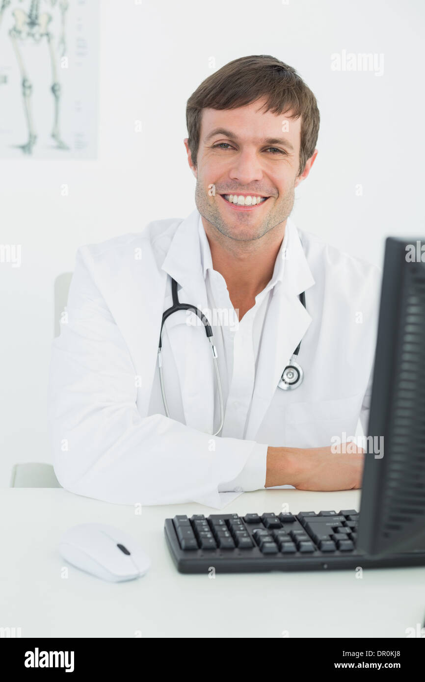 Doctor computer hi-res stock photography and images - Alamy
