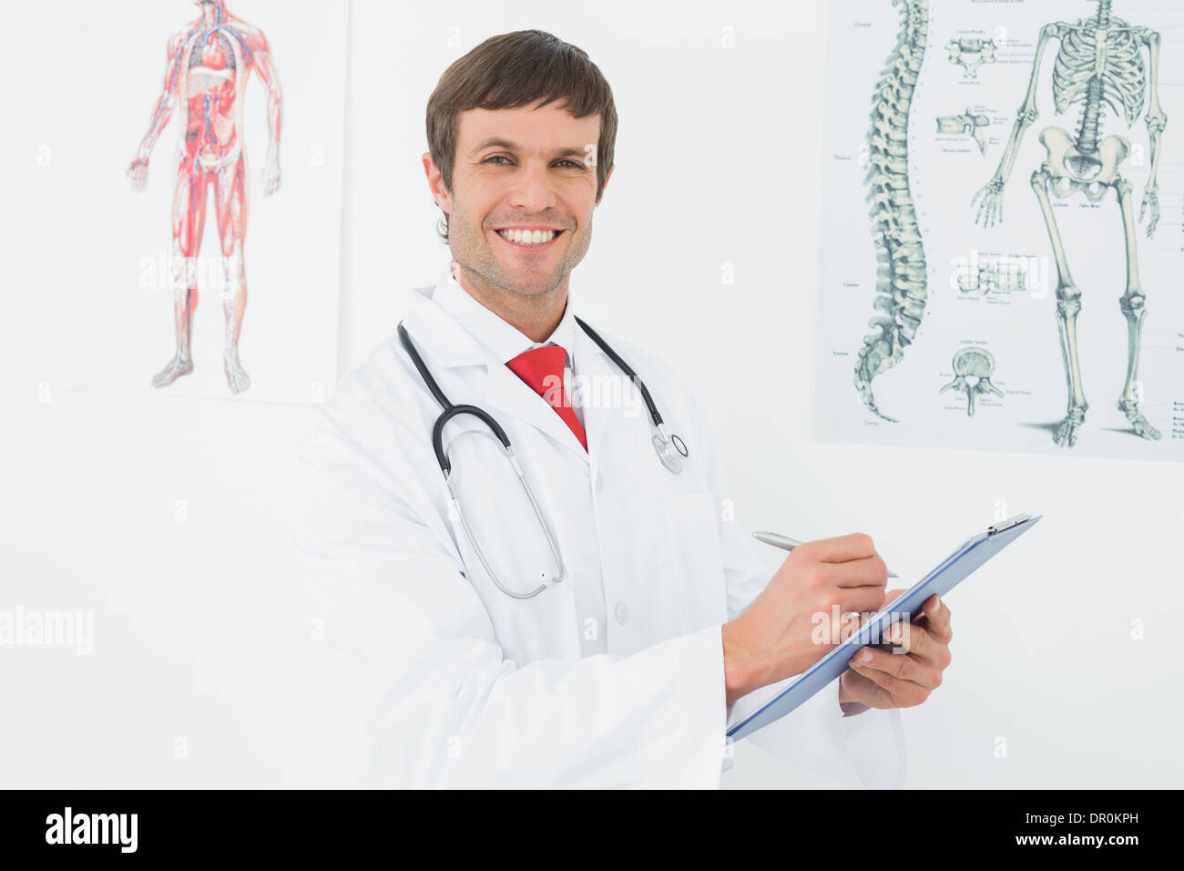 Doctor clipboard chart hi-res stock photography and images - Alamy