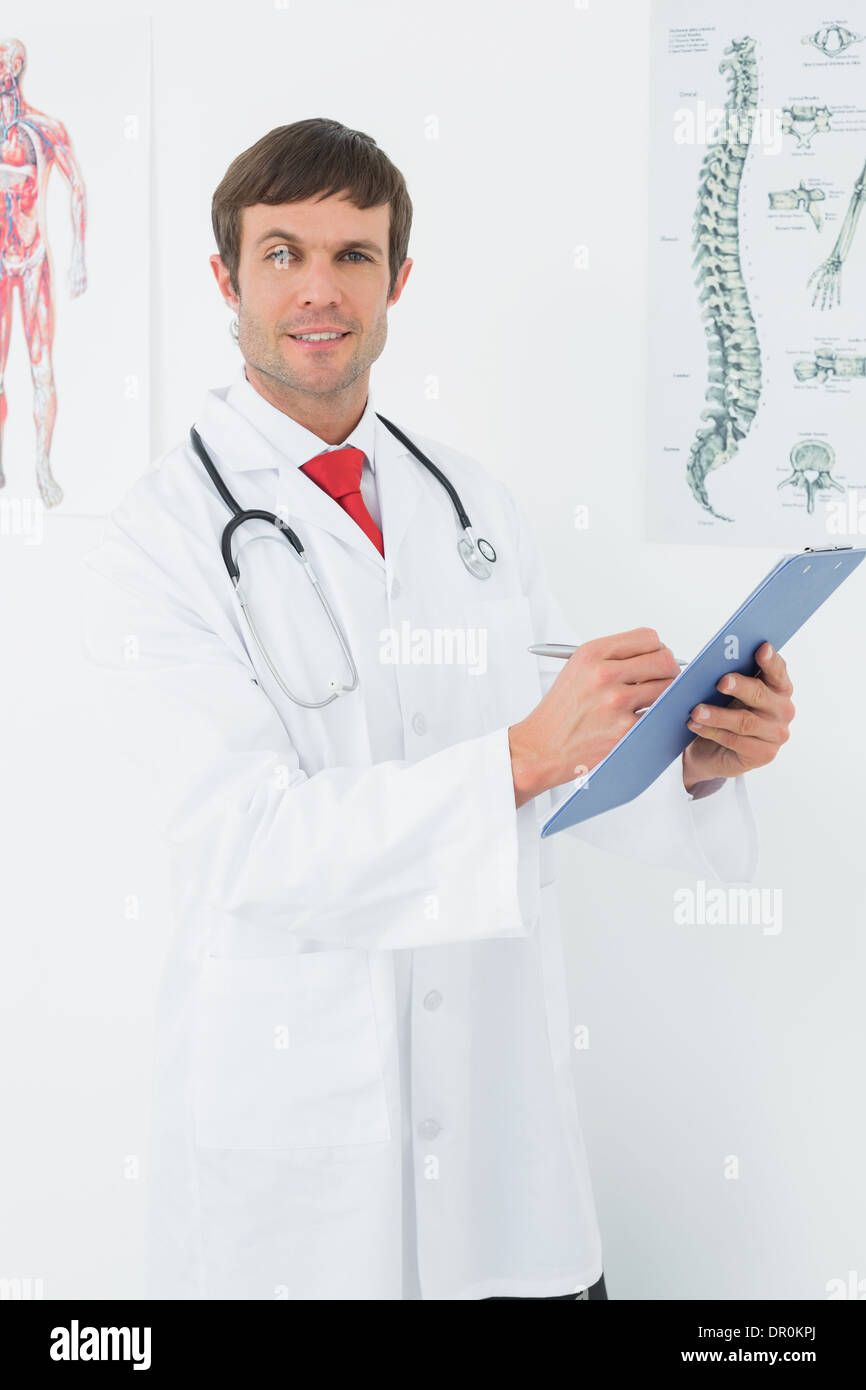 Doctor clipboard chart hi-res stock photography and images - Alamy