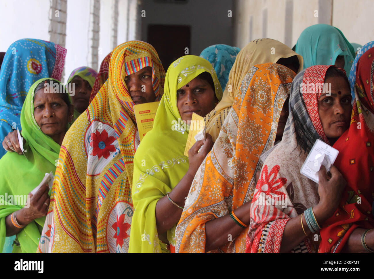 Apr 16, 2009 - Varanasi, India - Indian muslim women line up to vote in ...