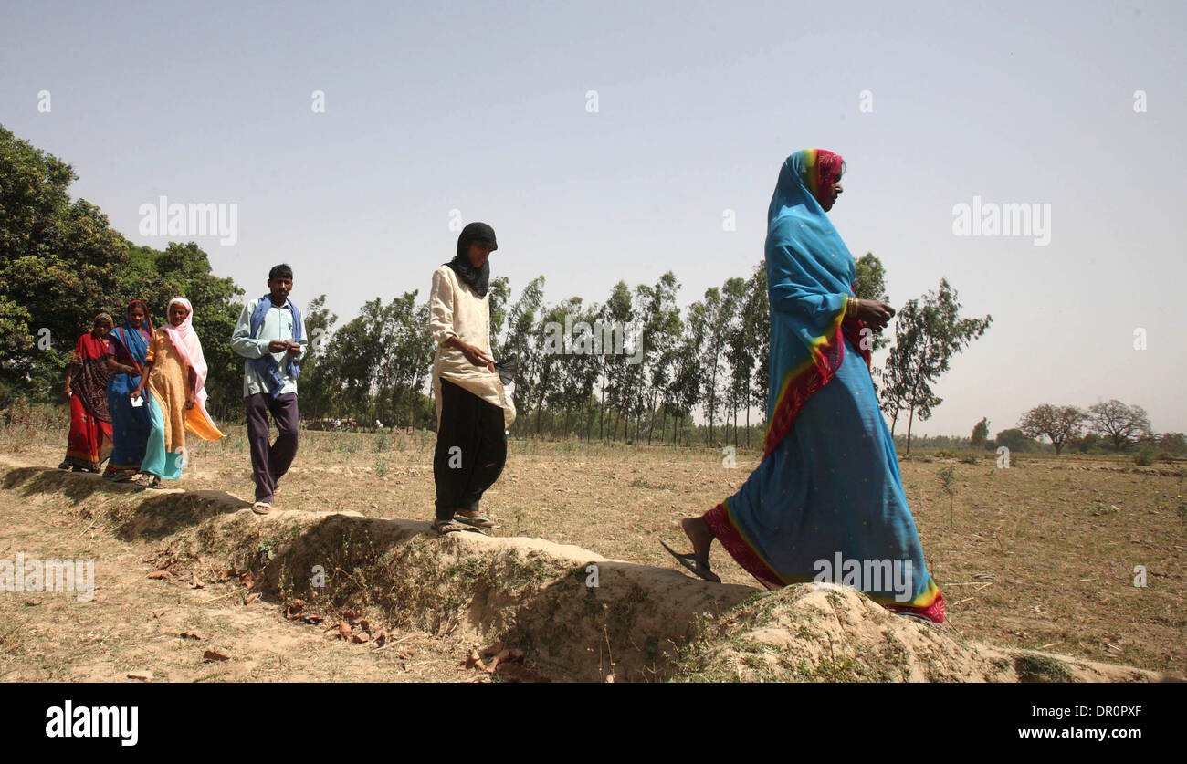 Apr 23, 2009 - Amethi, India - Indian voters arrive for cast their vote ...