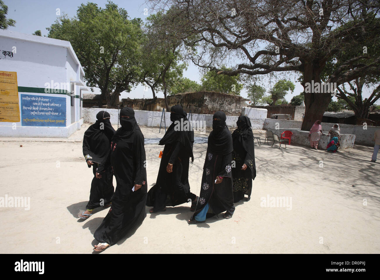 Apr 23, 2009 - Amethi, India - Indian muslim voters arrive for cast ...