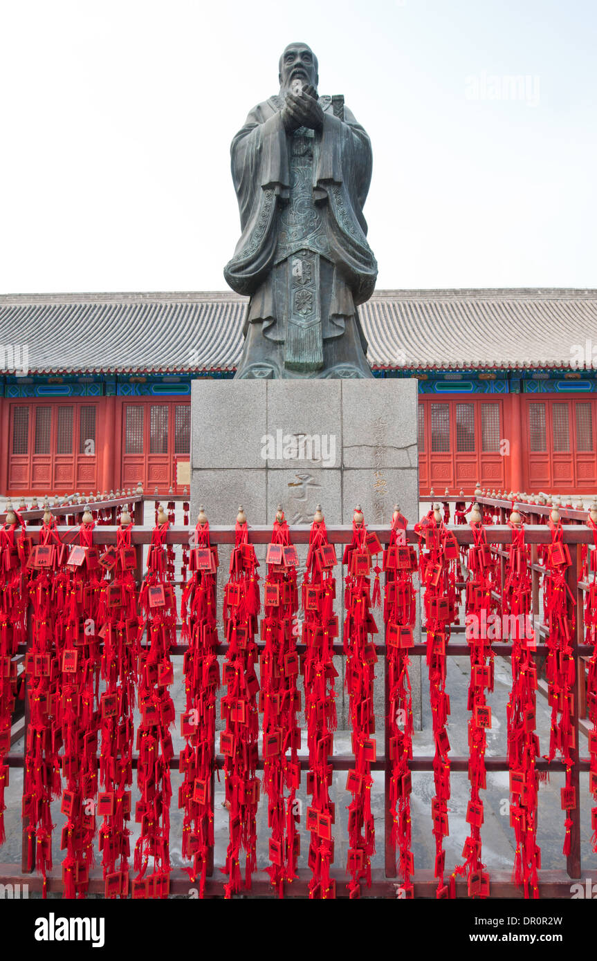 Confucius statue in Beijing Guozijian (Imperial Academy), Beijing ...