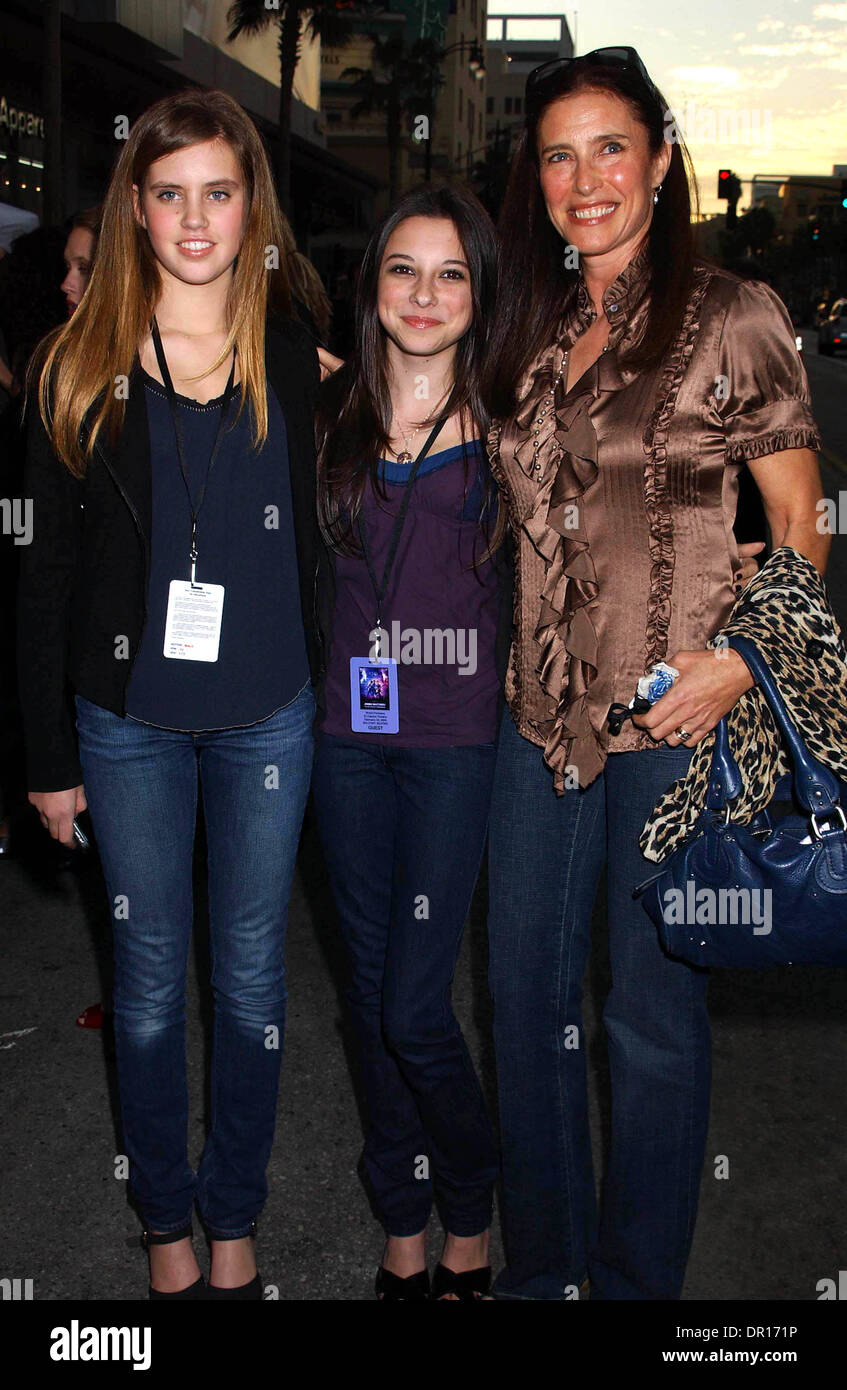 MIMI ROGERS DTR. & FRIEND ATTEND THE PREMIERE OF.''JONAS BROTHERS: THE ...