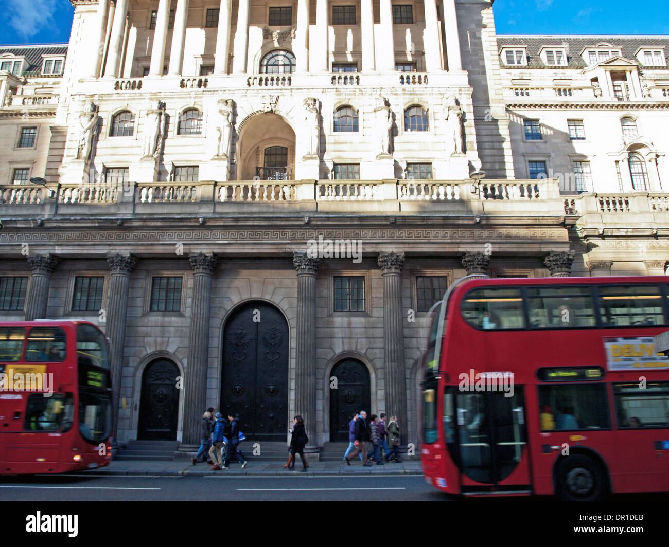 Double-decker buses on Threadneedle Street showing the Bank of England ...