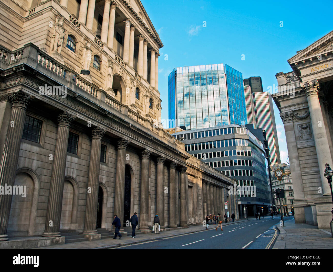 Showing the stock exchange building hi-res stock photography and images ...