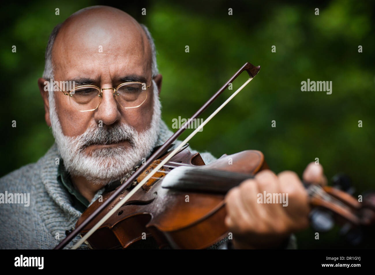 Man playing violin outdoors hi-res stock photography and images - Alamy