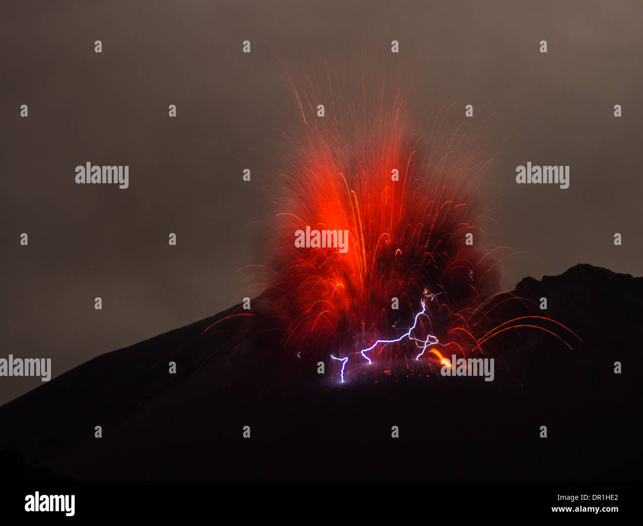 Volcanic Lightning during eruption at Sakurajima in Japan - 24 February ...