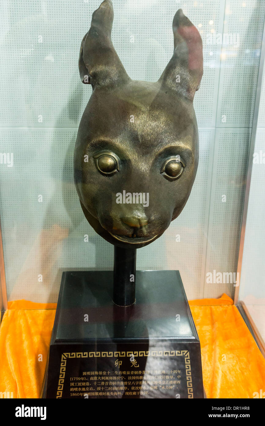 Rabbit statue hi-res stock photography and images - Alamy