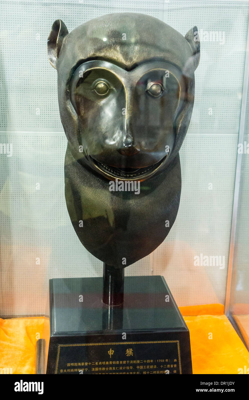 Bronze monkey statue hi-res stock photography and images - Alamy