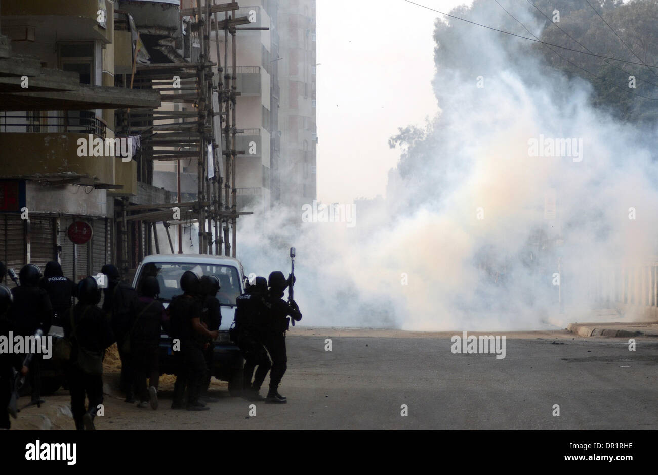 Cairo, Cairo, Egypt. 17th Jan, 2014. Egyptian riot police take position ...