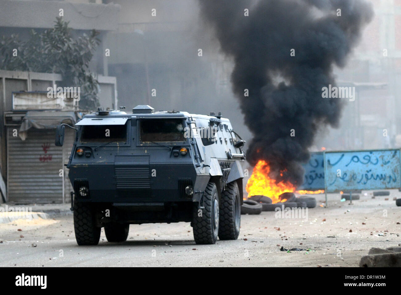 Cairo, Cairo, Egypt. 17th Jan, 2014. Egyptian riot police take position ...