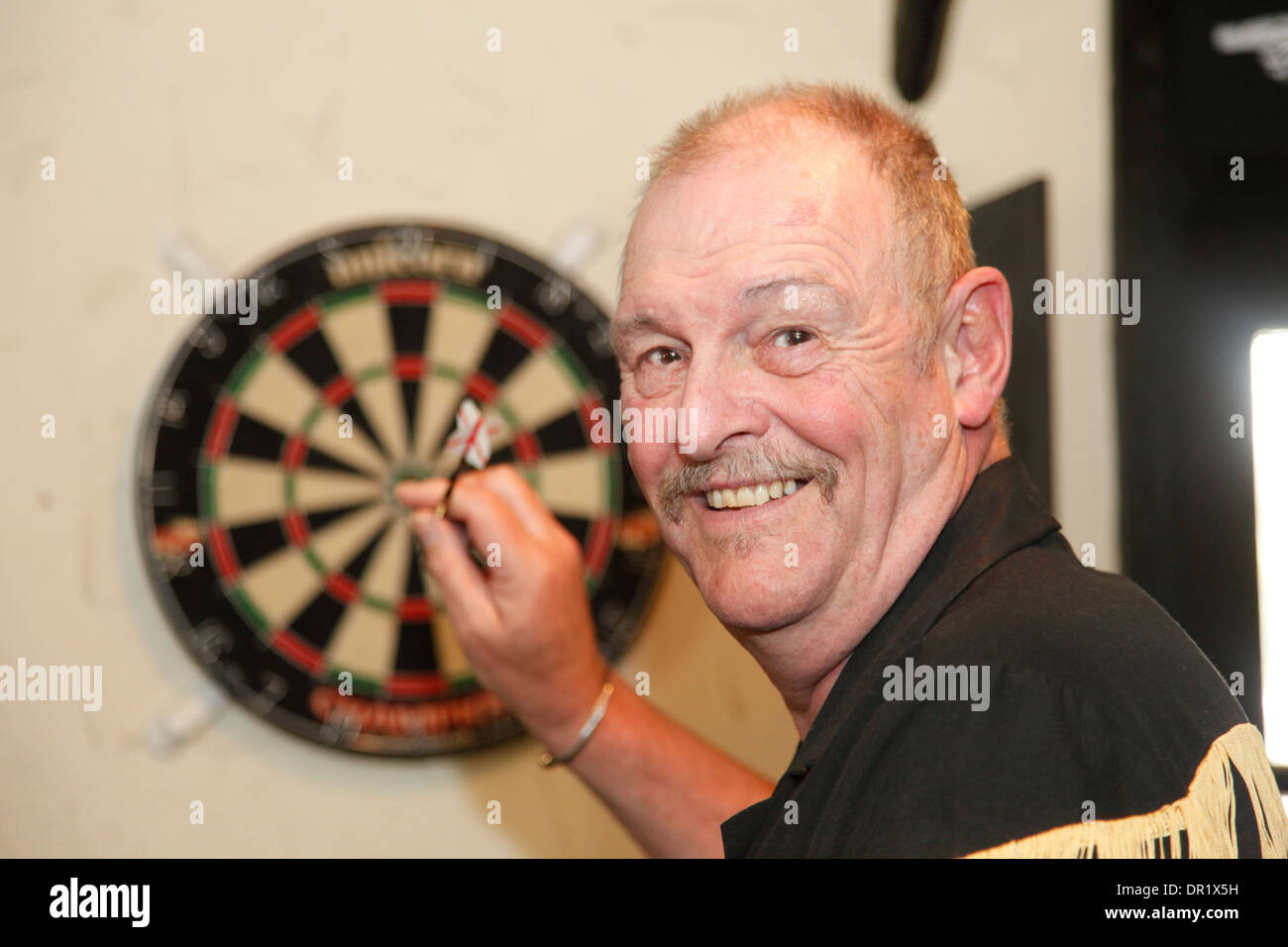bob anderson veteran world champion darts player Stock Photo - Alamy