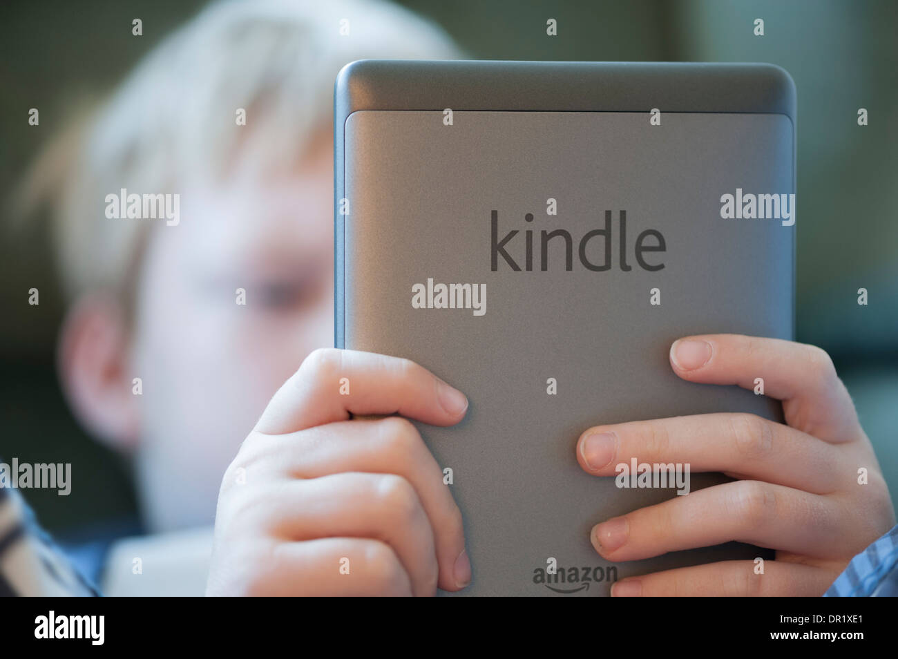 Kindle reading teenager hi-res stock photography and images - Alamy