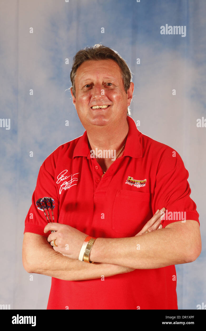 Maureen Flowers Darts Player