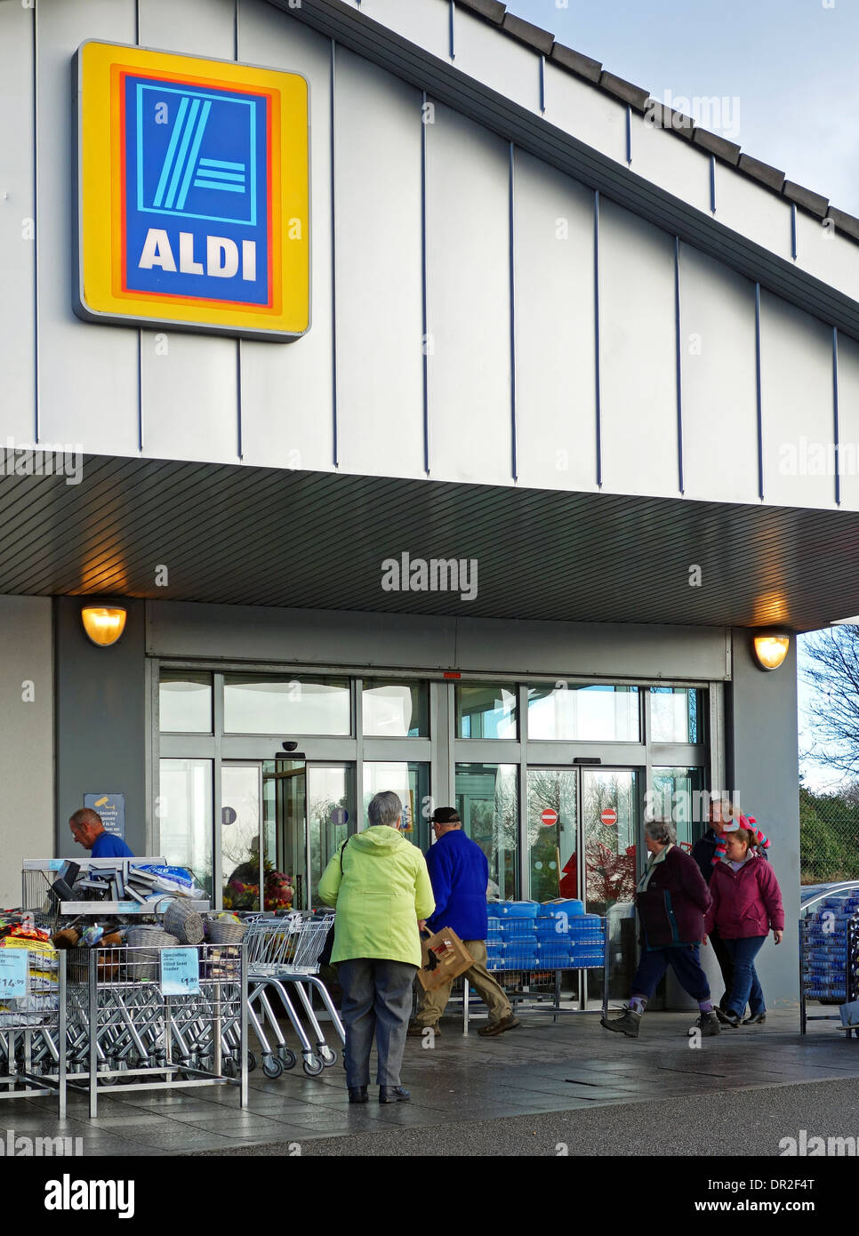 customers entering an Aldi store Stock Photo - Alamy