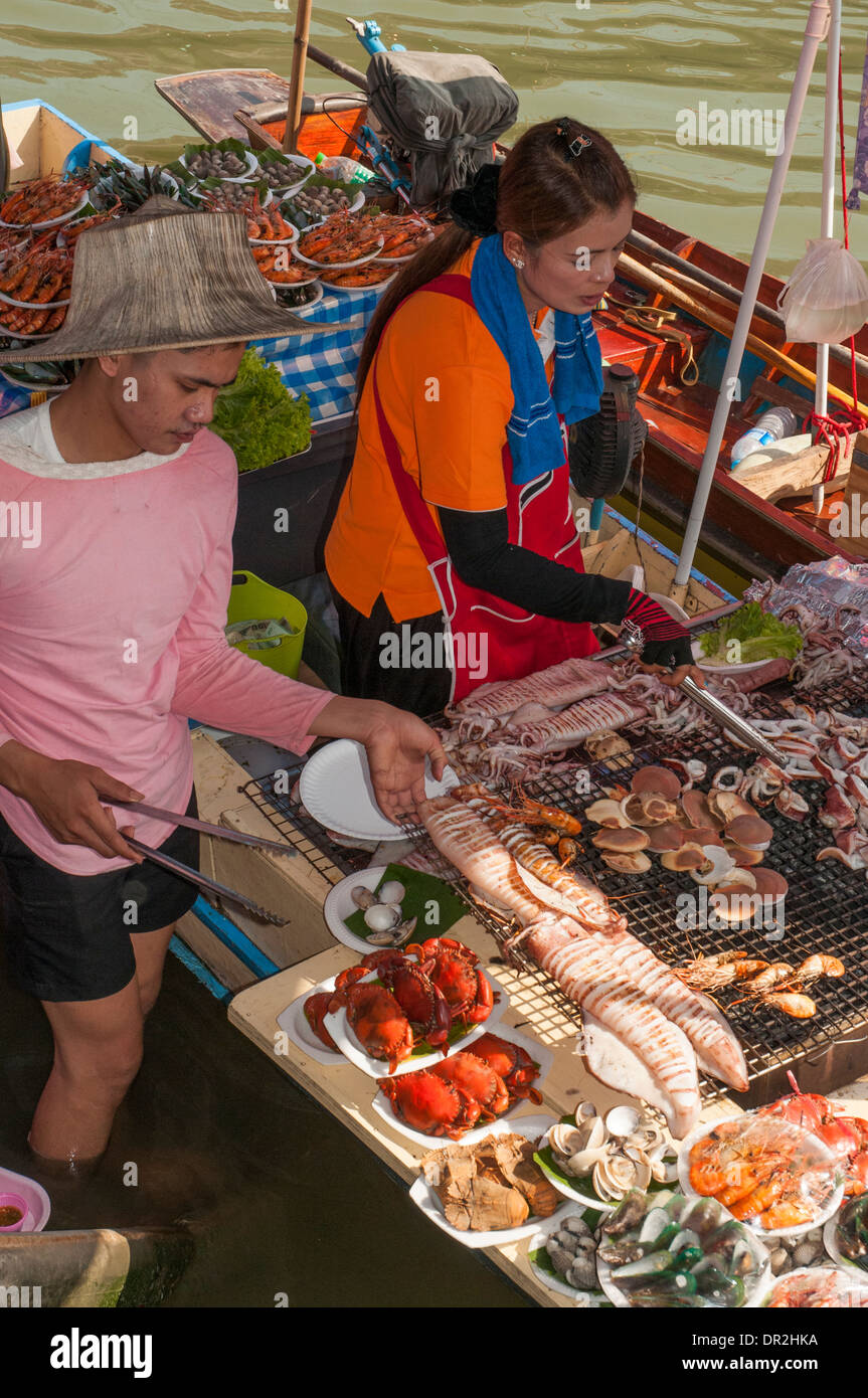 Weekend floating market at Amphawa, Samut Songkhram, outside Bangkok ...