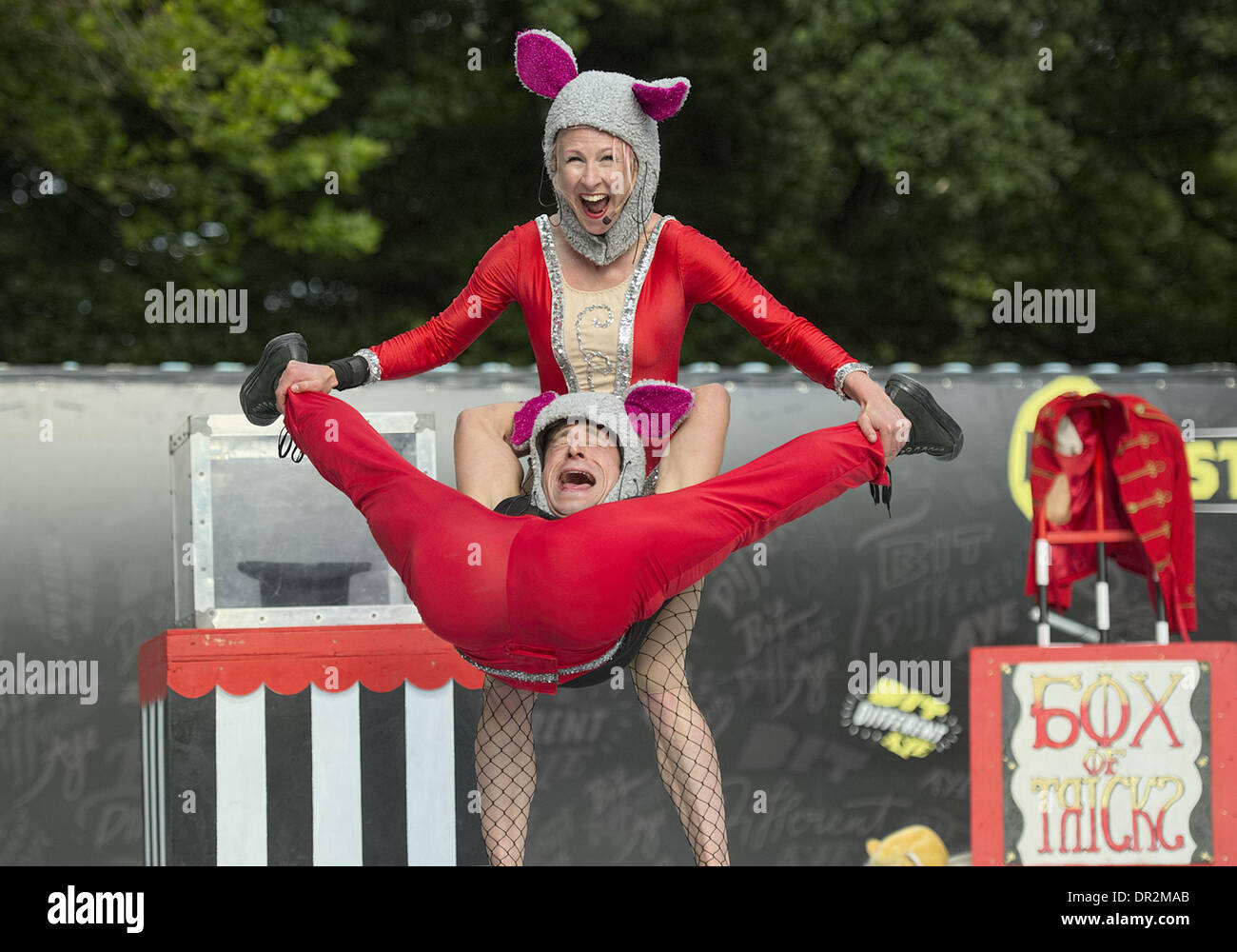 Stage two acrobats hi-res stock photography and images - Alamy