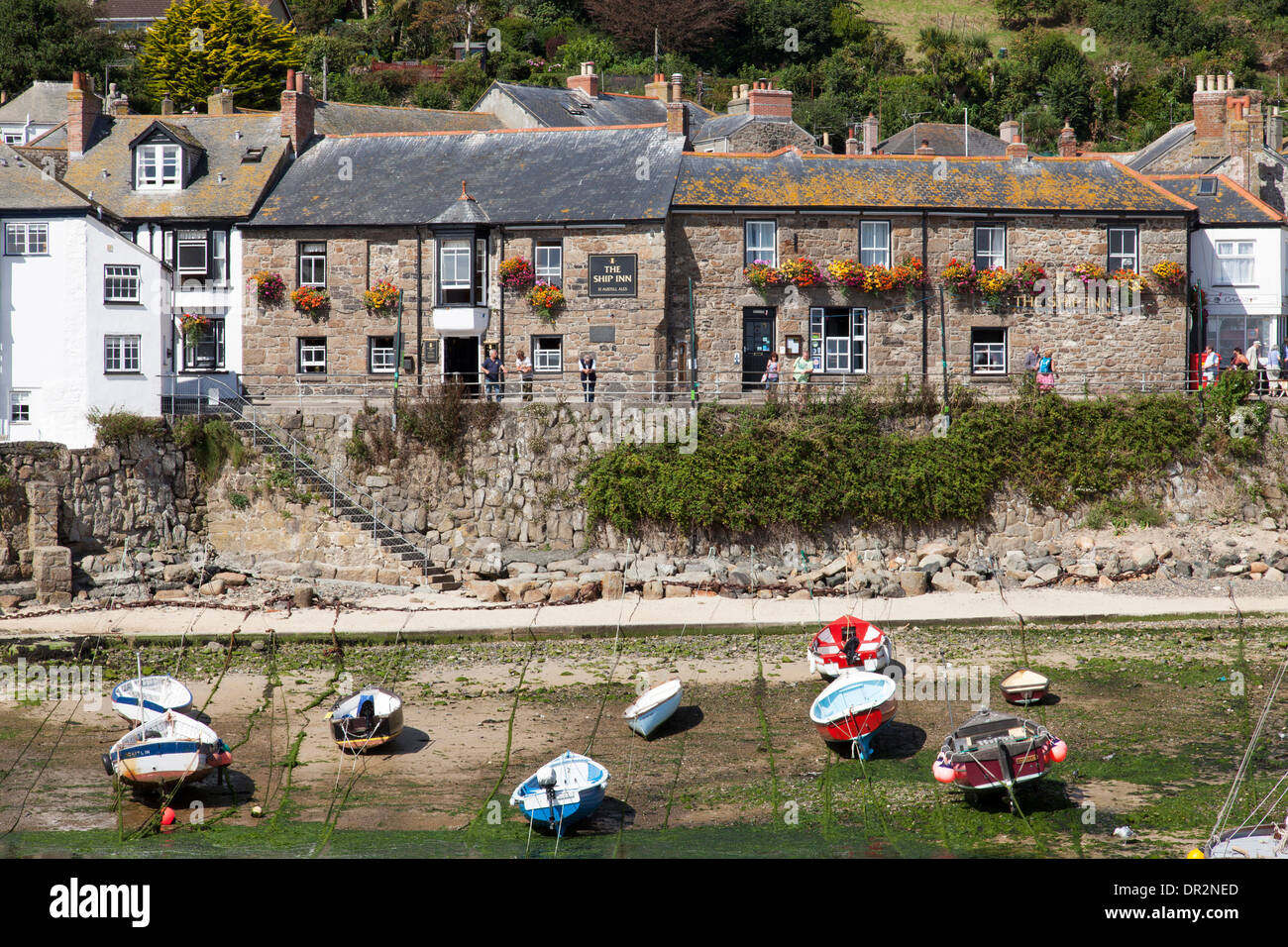The Ship Inn overlooking the harbour at Mousehole, Cornwall, England, U ...