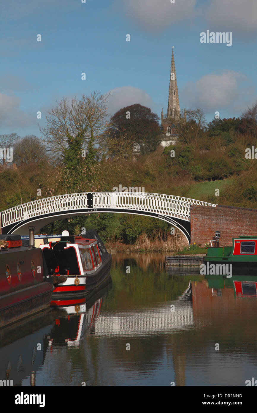 The bridge at the entrance to the marina on the Grand Union Canal and ...