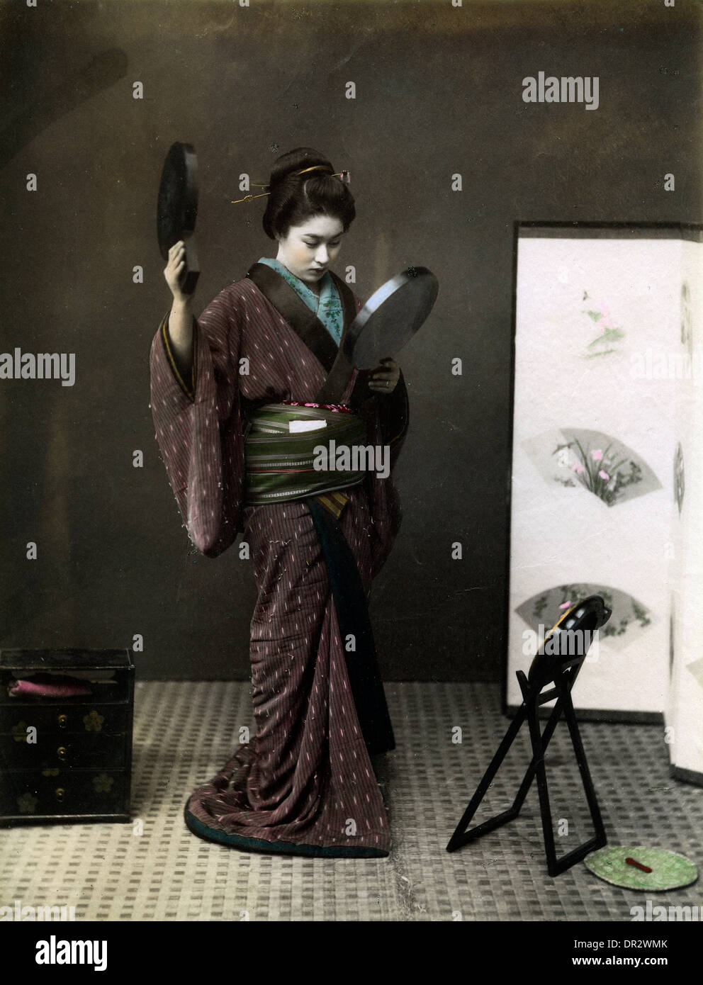 Japanese mirrors hi-res stock photography and images - Alamy