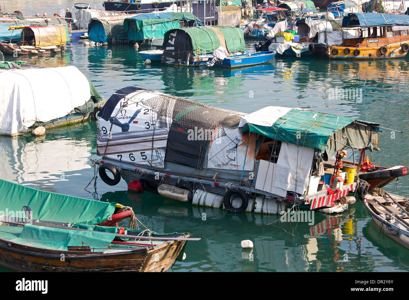 Chinese Sampans & Houseboats in the Causeway Bay Typhoon Shelter Stock ...