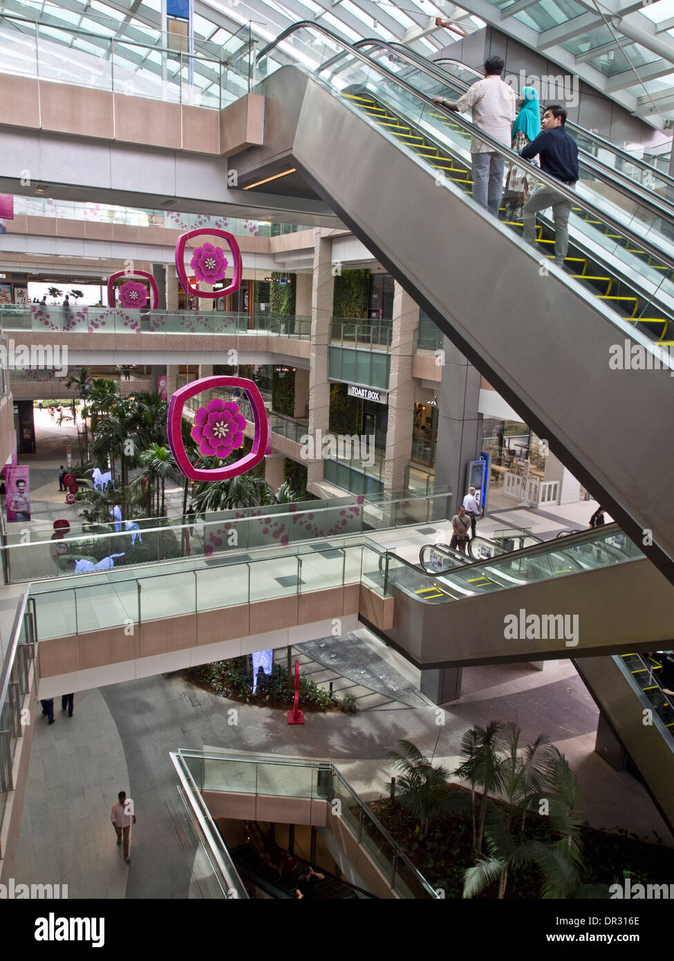 People in a shopping mall in Singapore Stock Photo - Alamy