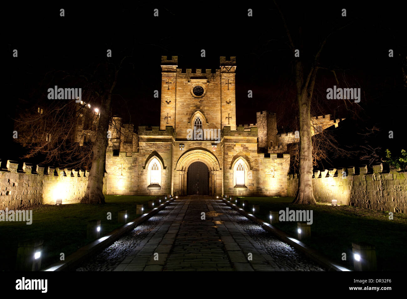 Night entrance castle hi-res stock photography and images - Alamy
