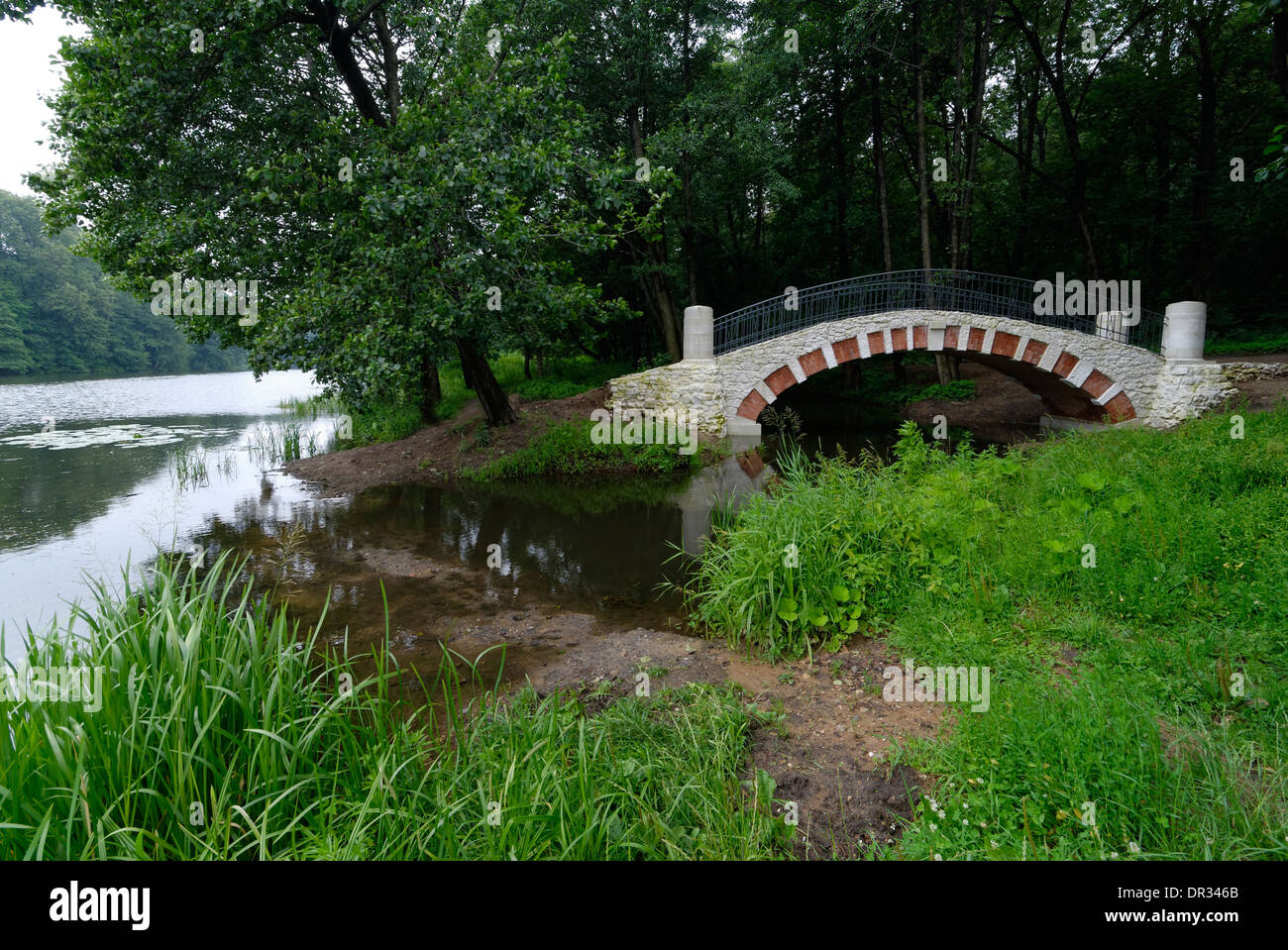 White stone bridge in the park at summer Stock Photo - Alamy