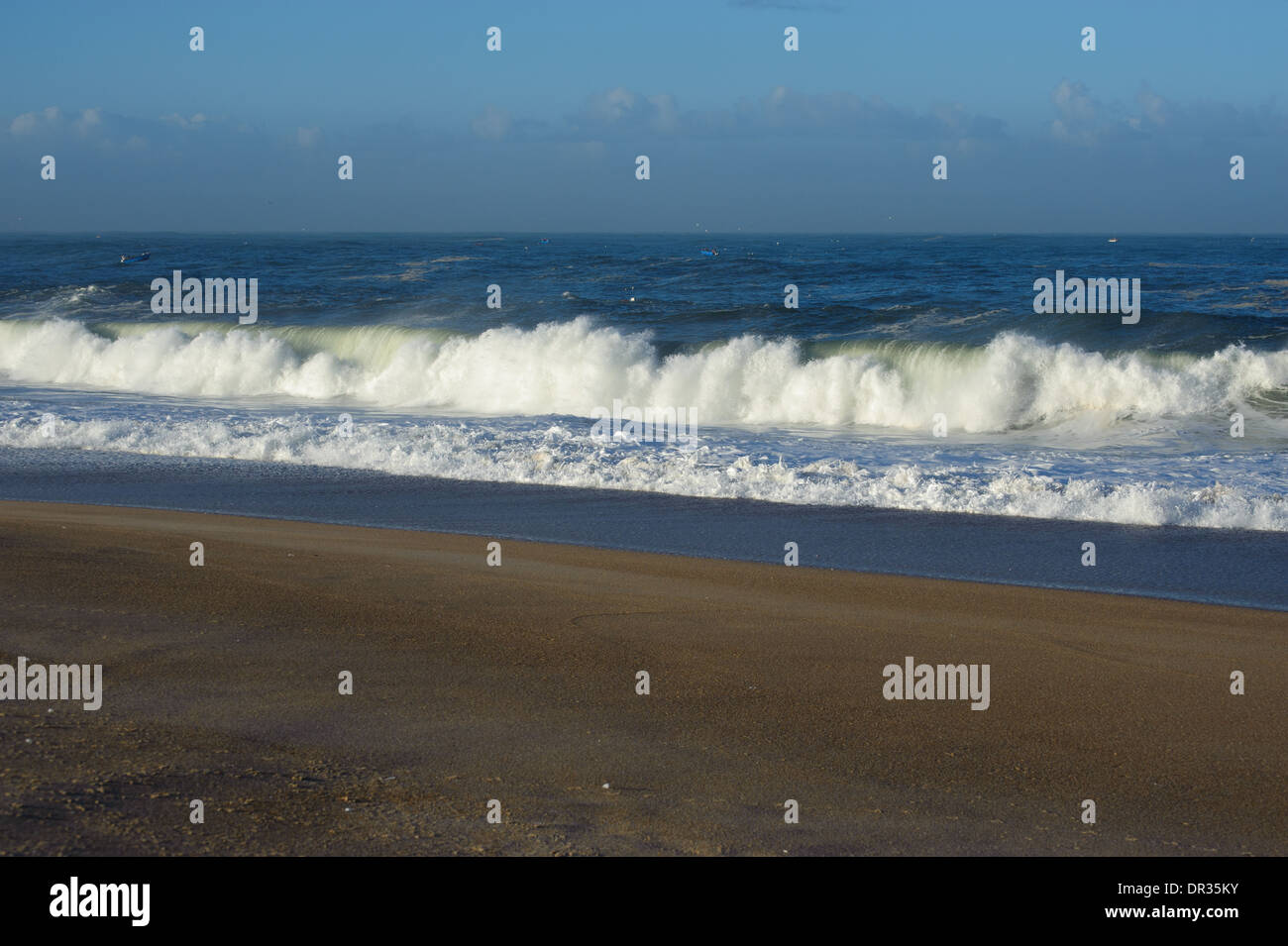 Ocean waves splashing on sand hi-res stock photography and images - Alamy